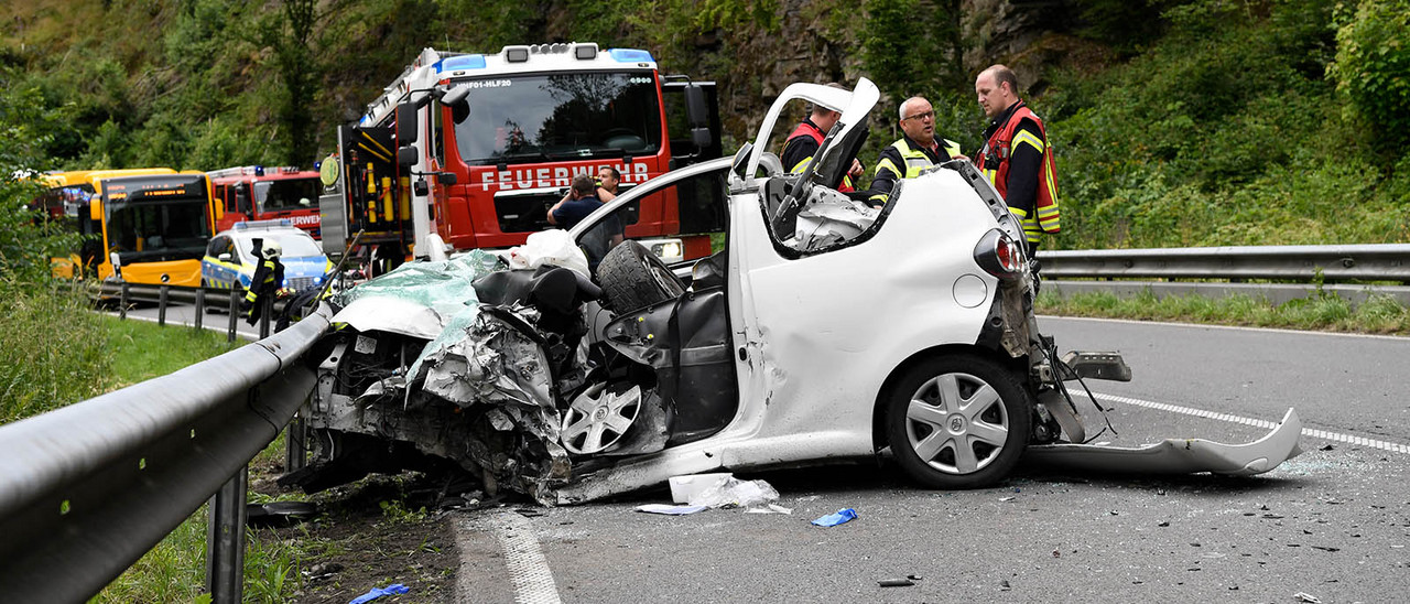 Im Fahrzeug eingeklemmt: Autofahrerin nach Unfall auf B478 schwer verletzt