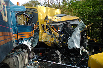 Zwei Lastwagen auf B478 zusammengestoßen